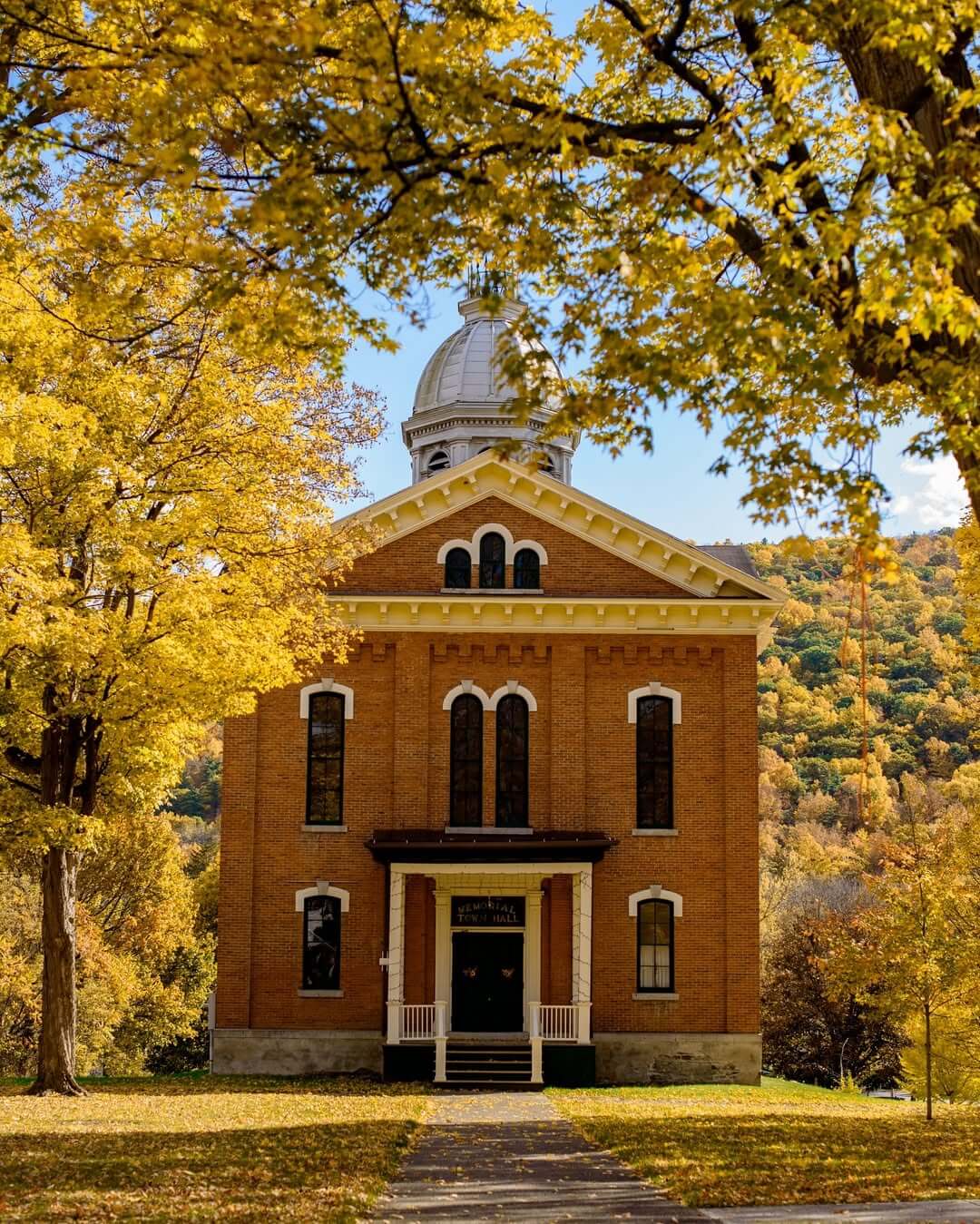 21 Unmissable Places to See Fall Foliage in Upstate New York