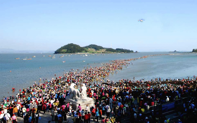 Every Year, the Sea Parts in South Korea That Opens Only Twice A Year ...