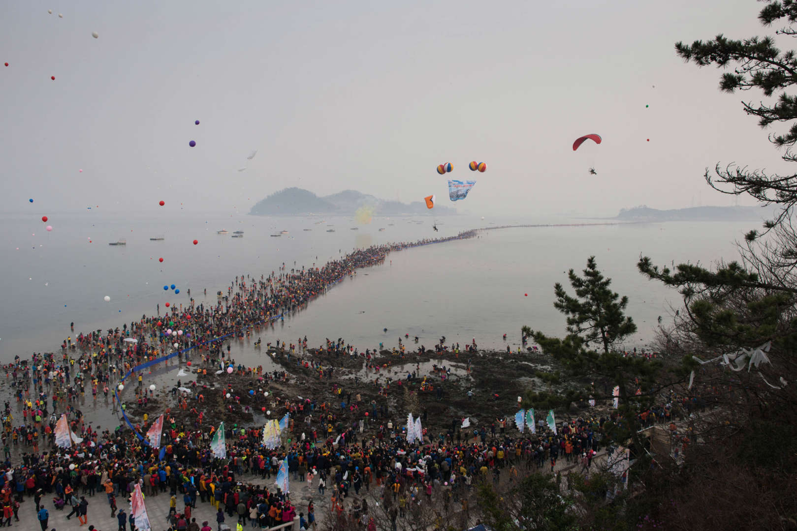Every Year, the Sea Parts in South Korea That Opens Only Twice A Year ...