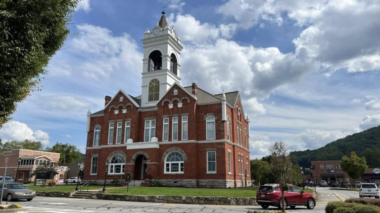 15 Must-Visit Small Towns in Georgia for a Perfect Getaway